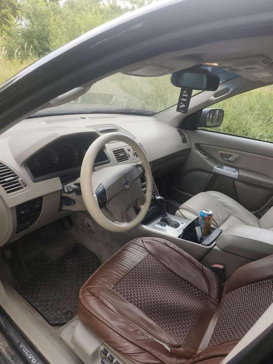 Melns Volvo XC90 2004 Viļņa, ar dzinēja tilpumu 2.40 L un nobraukumu 350 tūkst. km par 4100 €, foto 8 vietnē AUTOMOTO.COM.LV