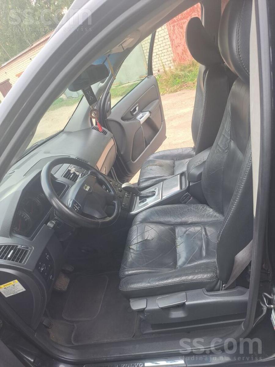 Black Volvo XC90 2004 in Preili, with an engine capacity of 2.40 L and mileage of 359 thousand km for 3400 €, photo 7 on AUTOMOTO.COM.LV