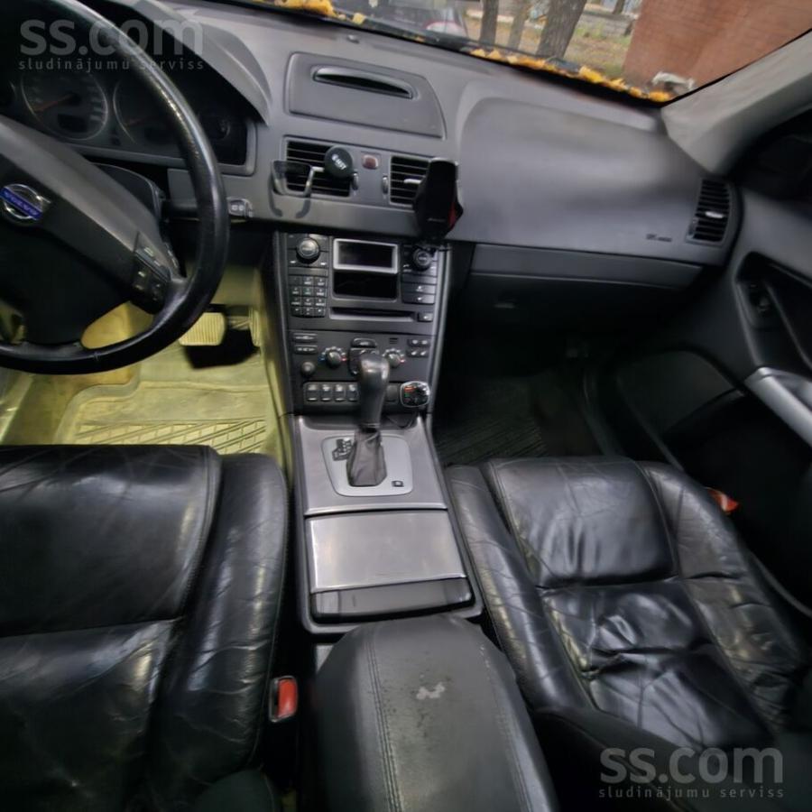 Black Volvo XC90 2004 in Riga, with an engine capacity of 2.40 L and mileage of 430 thousand km for 1800 €, photo 1 on AUTOMOTO.COM.LV