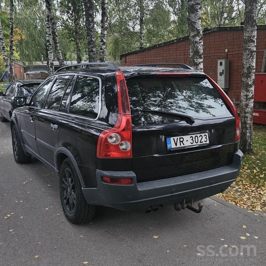 Black Volvo XC90 2004 in Riga, with an engine capacity of 2.40 L and mileage of 430 thousand km for 1800 €, photo 5 on AUTOMOTO.COM.LV
