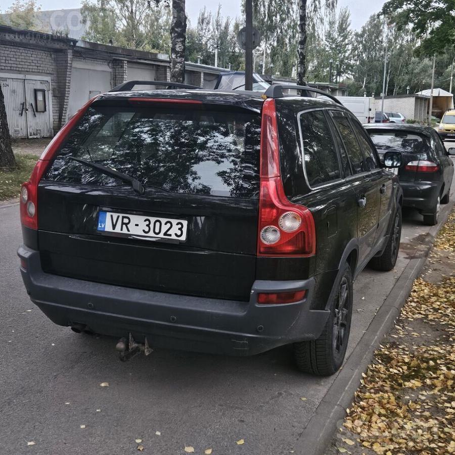 Black Volvo XC90 2004 in Riga, with an engine capacity of 2.40 L and mileage of 430 thousand km for 1800 €, photo 6 on AUTOMOTO.COM.LV