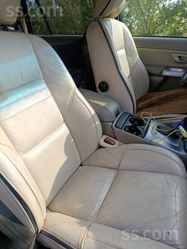 Black Volvo XC90 2004 in Bauska, with an engine capacity of 2.40 L and mileage of 340 thousand km for 3900 €, photo 6 on AUTOMOTO.COM.LV