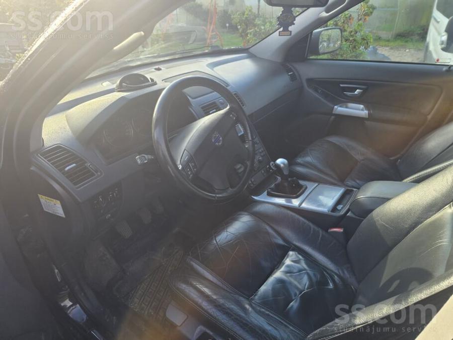 Black Volvo XC90 2004 in Riga, with an engine capacity of 2.50 L and mileage of 294 thousand km for 4600 €, photo 9 on AUTOMOTO.COM.LV