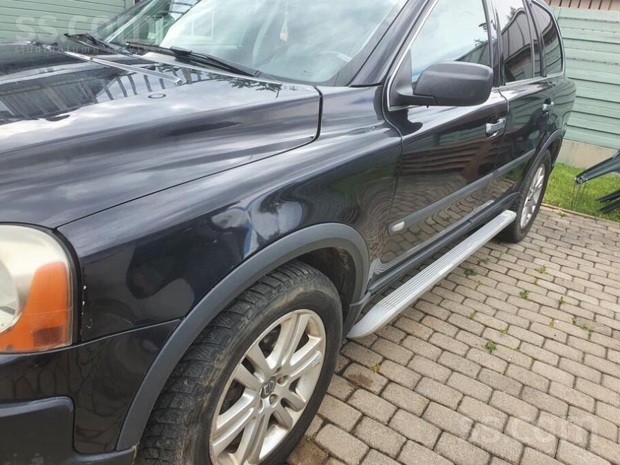 Black Volvo XC90 2005 in Jekabpils, with an engine capacity of 2.40 L and mileage of 334 thousand km for 3100 €, photo 1 on AUTOMOTO.COM.LV