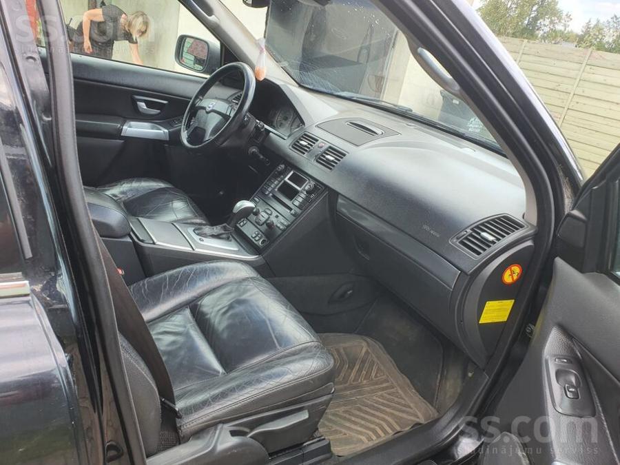 Black Volvo XC90 2005 in Jekabpils, with an engine capacity of 2.40 L and mileage of 334 thousand km for 3100 €, photo 5 on AUTOMOTO.COM.LV