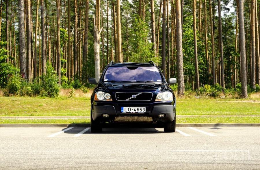 Black Volvo XC90 2005 in Riga, with an engine capacity of 2.40 L and mileage of 345 thousand km for 5290 €, photo 3 on AUTOMOTO.COM.LV