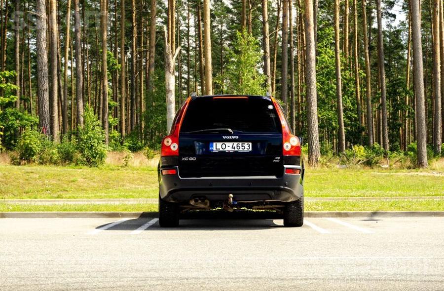 Black Volvo XC90 2005 in Riga, with an engine capacity of 2.40 L and mileage of 345 thousand km for 5290 €, photo 7 on AUTOMOTO.COM.LV