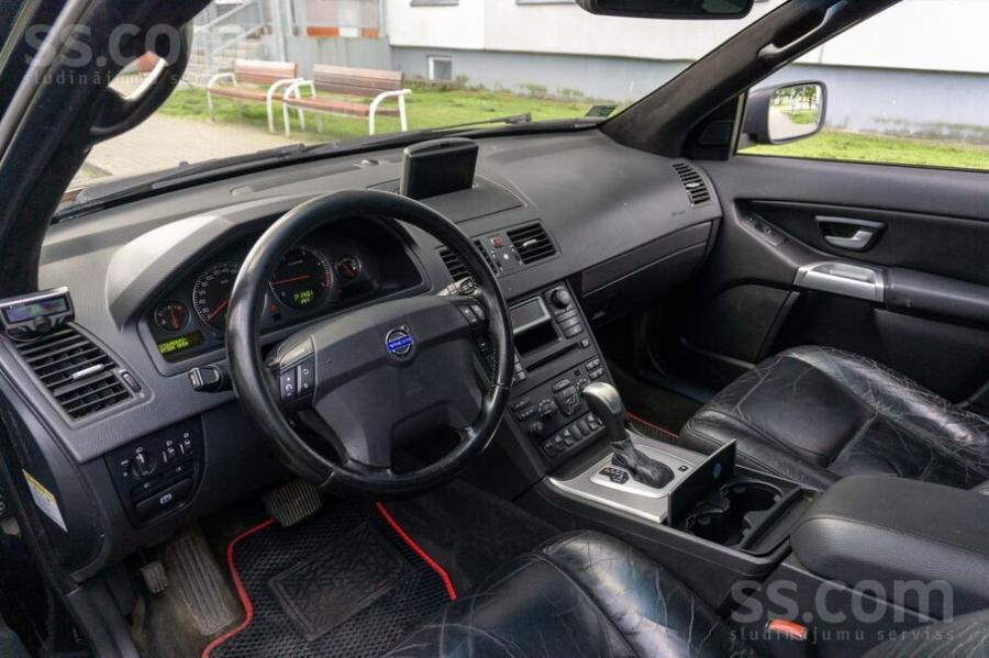 Black Volvo XC90 2005 in Riga, with an engine capacity of 2.40 L and mileage of 345 thousand km for 5290 €, photo 10 on AUTOMOTO.COM.LV