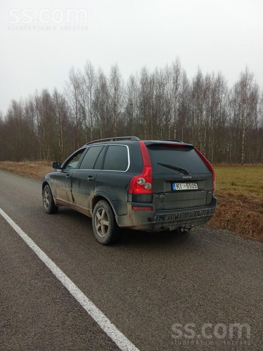 Black Volvo XC90 2005 in Daugavpils, with an engine capacity of 2.40 L and mileage of 385 thousand km for 3500 €, photo 4 on AUTOMOTO.COM.LV