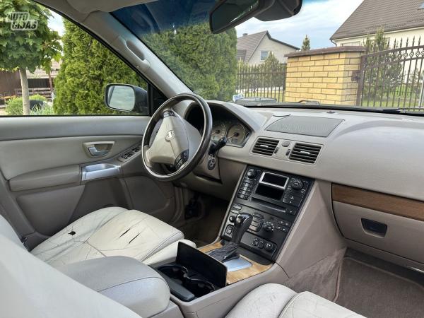 Black Volvo XC90 2005 in Siauliai, with an engine capacity of 2.40 L and mileage of 354 thousand km for 3950 €, photo 8 on AUTOMOTO.COM.LV