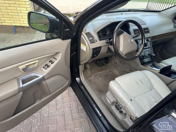 Black Volvo XC90 2005 in Siauliai, with an engine capacity of 2.40 L and mileage of 354 thousand km for 3950 €, photo 9 on AUTOMOTO.COM.LV