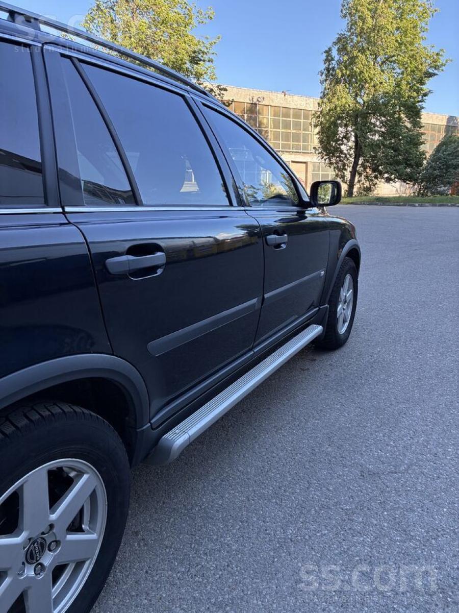 Black Volvo XC90 2005 in Riga, with an engine capacity of 2.40 L and mileage of 352 thousand km for 4500 €, photo 12 on AUTOMOTO.COM.LV