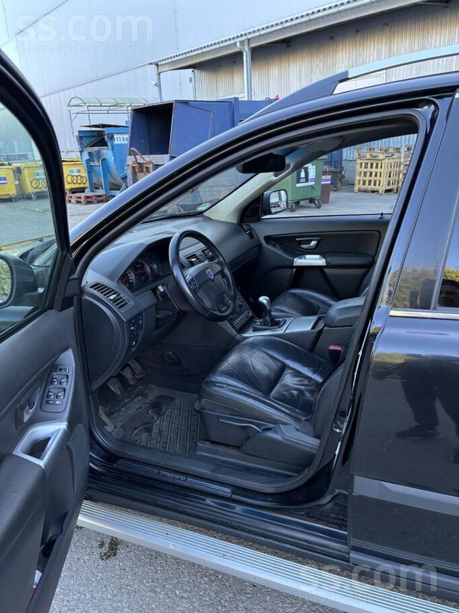 Black Volvo XC90 2005 in Riga, with an engine capacity of 2.40 L and mileage of 352 thousand km for 4500 €, photo 16 on AUTOMOTO.COM.LV
