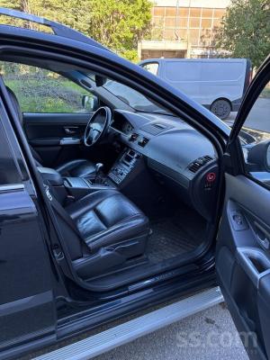 Black Volvo XC90 2005 in Riga, with an engine capacity of 2.40 L and mileage of 352 thousand km for 4500 €, photo 17 on AUTOMOTO.COM.LV