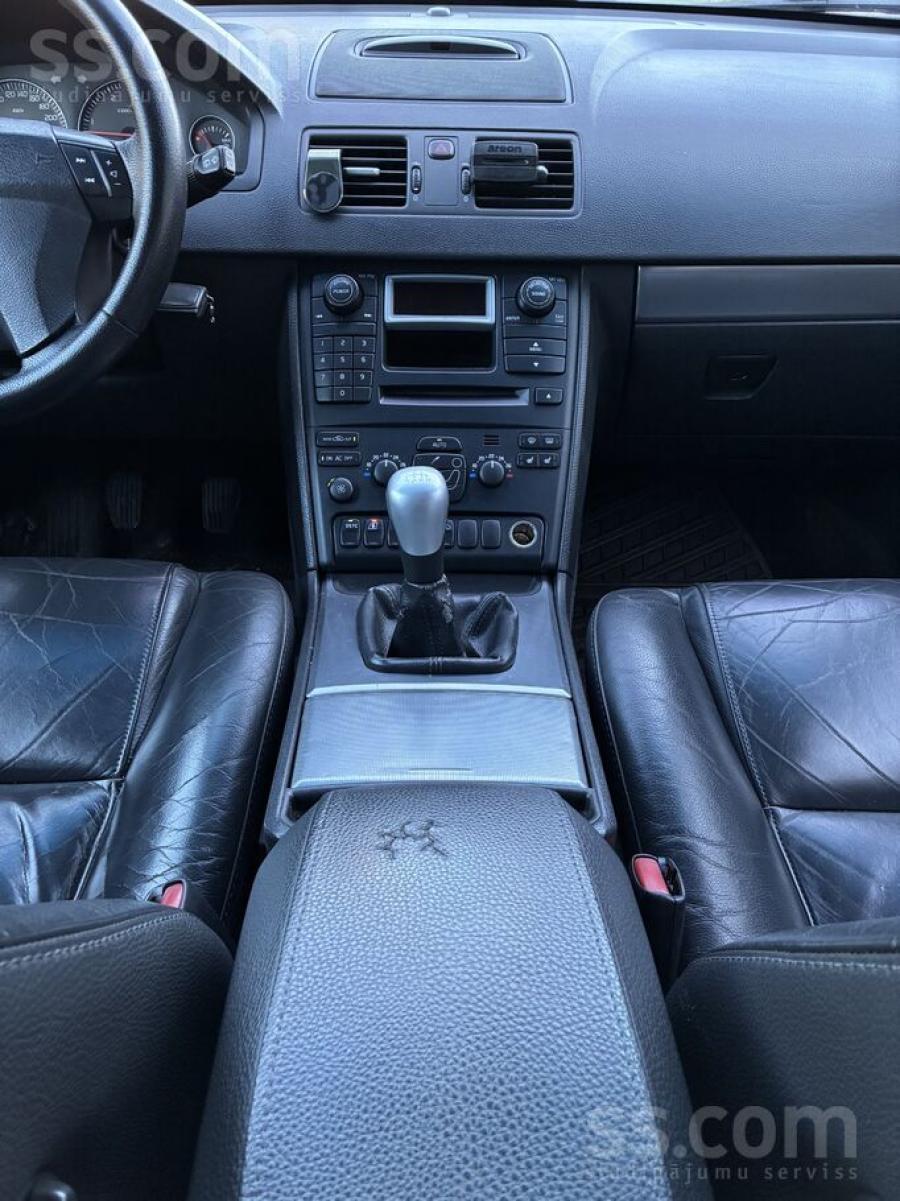 Black Volvo XC90 2005 in Riga, with an engine capacity of 2.40 L and mileage of 352 thousand km for 4500 €, photo 18 on AUTOMOTO.COM.LV