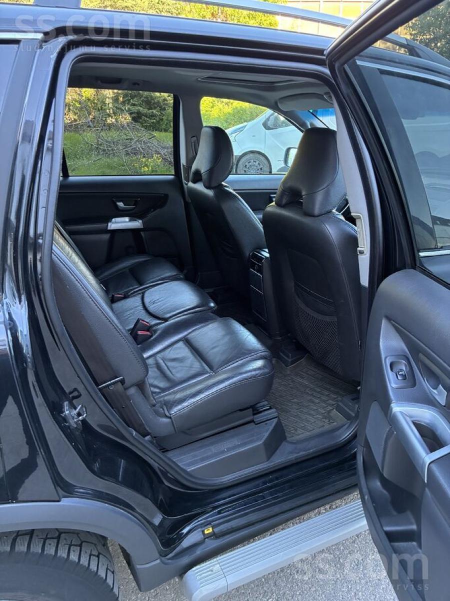 Black Volvo XC90 2005 in Riga, with an engine capacity of 2.40 L and mileage of 352 thousand km for 4500 €, photo 22 on AUTOMOTO.COM.LV
