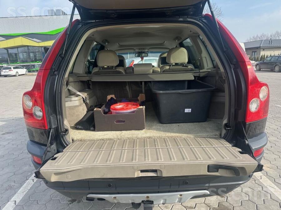 Melns Volvo XC90 2005 Rīga, ar dzinēja tilpumu 2.40 L un nobraukumu 353 tūkst. km par 4400 €, foto 1 vietnē AUTOMOTO.COM.LV