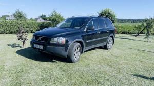 Melns Volvo XC90 2005 Viļņa, ar dzinēja tilpumu 2.40 L un nobraukumu 426 tūkst. km par 3800 €, foto  vietnē AUTOMOTO.COM.LV
