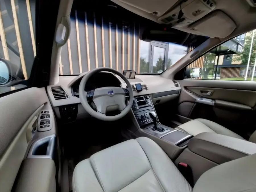 Black Volvo XC90 2005 in Riga, with an engine capacity of 2.40 L and mileage of 219 thousand km for 6190 €, photo 11 on AUTOMOTO.COM.LV