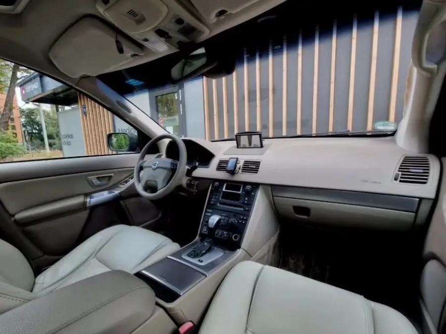 Black Volvo XC90 2005 in Riga, with an engine capacity of 2.40 L and mileage of 219 thousand km for 6190 €, photo 13 on AUTOMOTO.COM.LV