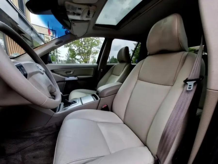 Black Volvo XC90 2005 in Riga, with an engine capacity of 2.40 L and mileage of 219 thousand km for 6190 €, photo 14 on AUTOMOTO.COM.LV