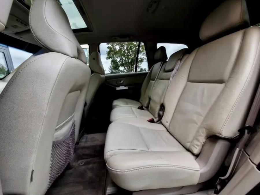 Black Volvo XC90 2005 in Riga, with an engine capacity of 2.40 L and mileage of 219 thousand km for 6190 €, photo 15 on AUTOMOTO.COM.LV