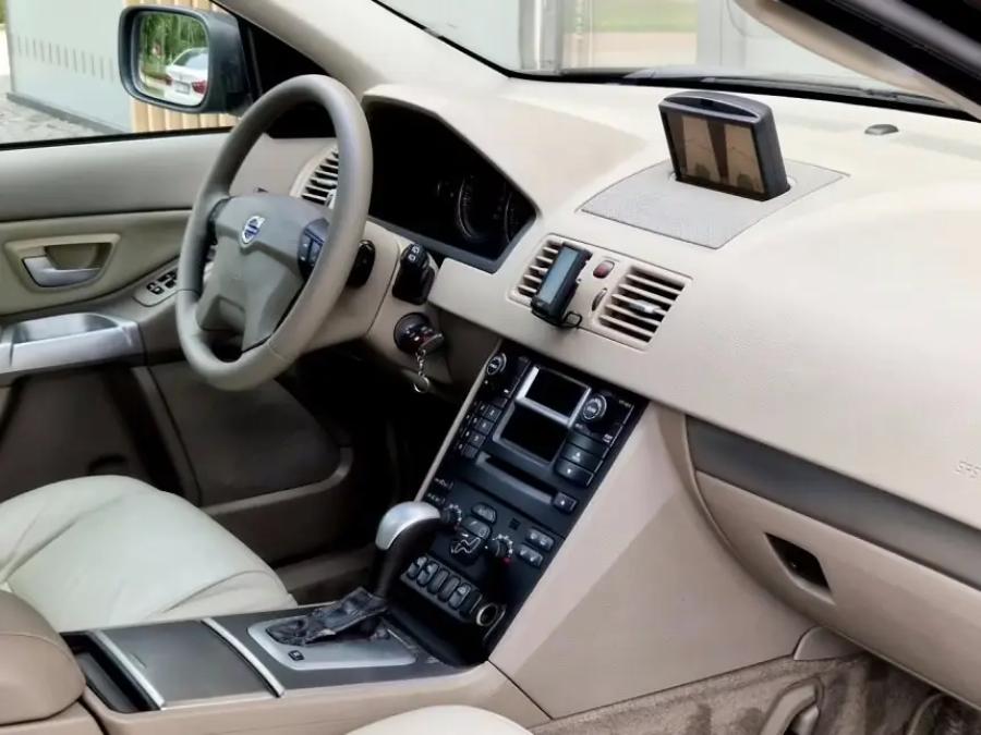 Black Volvo XC90 2005 in Riga, with an engine capacity of 2.40 L and mileage of 219 thousand km for 6190 €, photo 16 on AUTOMOTO.COM.LV