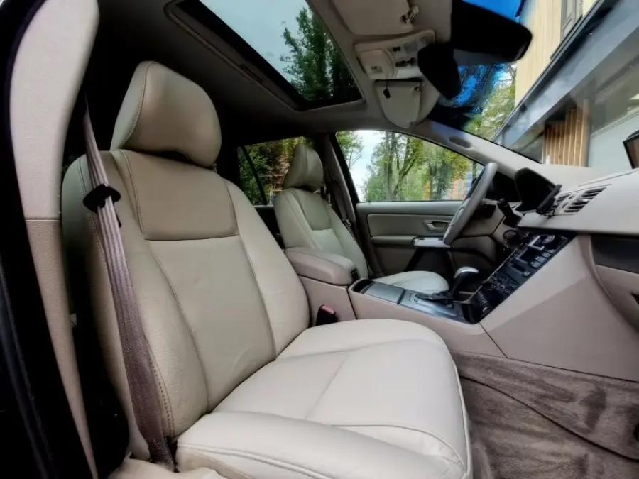 Black Volvo XC90 2005 in Riga, with an engine capacity of 2.40 L and mileage of 219 thousand km for 6190 €, photo 17 on AUTOMOTO.COM.LV