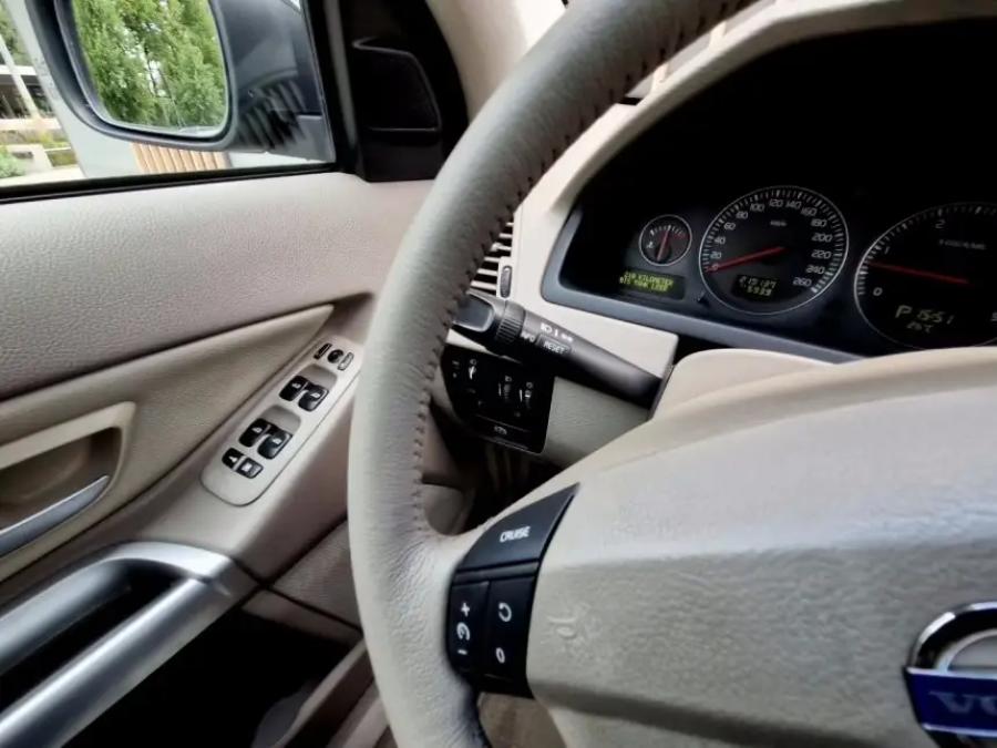 Black Volvo XC90 2005 in Riga, with an engine capacity of 2.40 L and mileage of 219 thousand km for 6190 €, photo 21 on AUTOMOTO.COM.LV