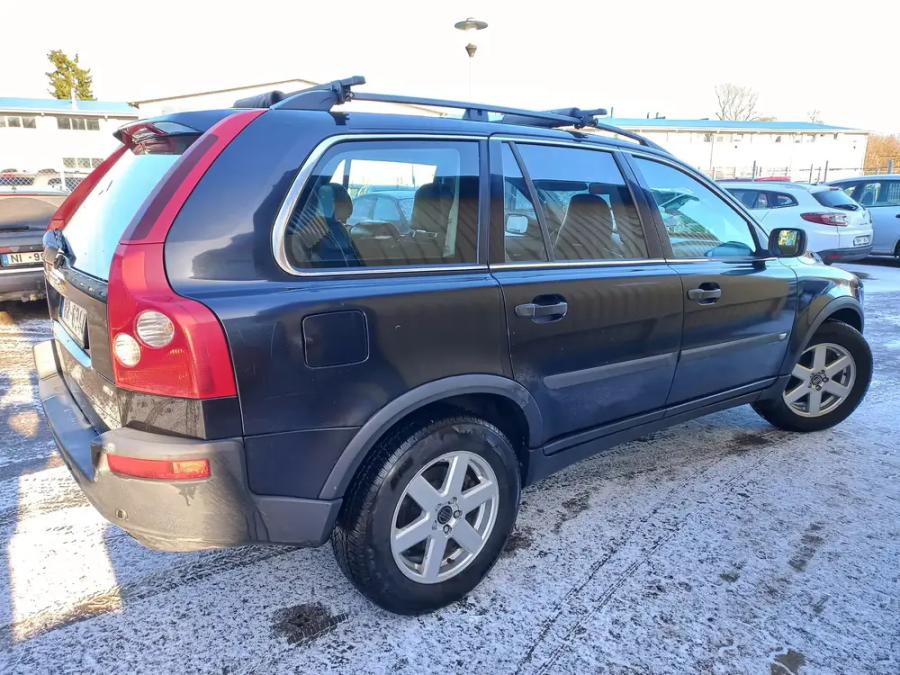Black Volvo XC90 2005 in Riga, with an engine capacity of 2.40 L and mileage of 460 thousand km for 3499 €, photo 5 on AUTOMOTO.COM.LV