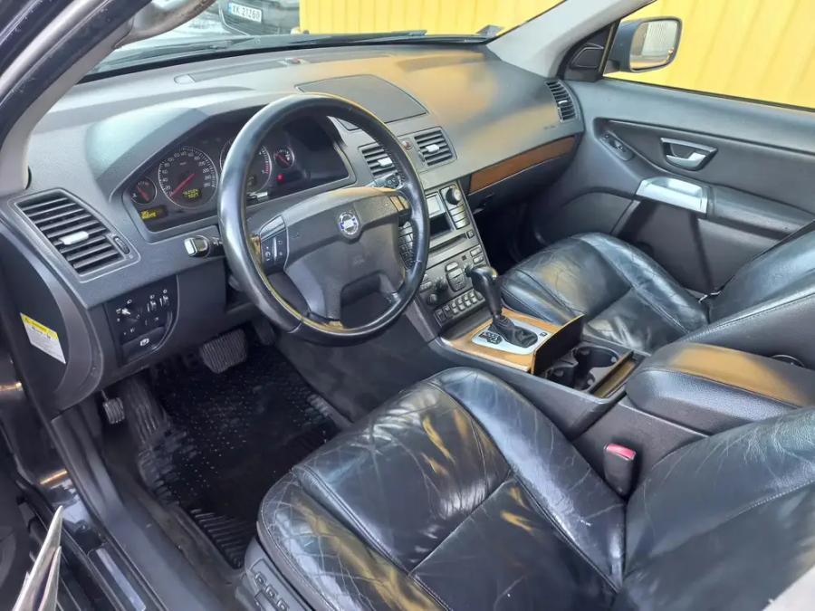 Black Volvo XC90 2005 in Riga, with an engine capacity of 2.40 L and mileage of 460 thousand km for 3499 €, photo 10 on AUTOMOTO.COM.LV