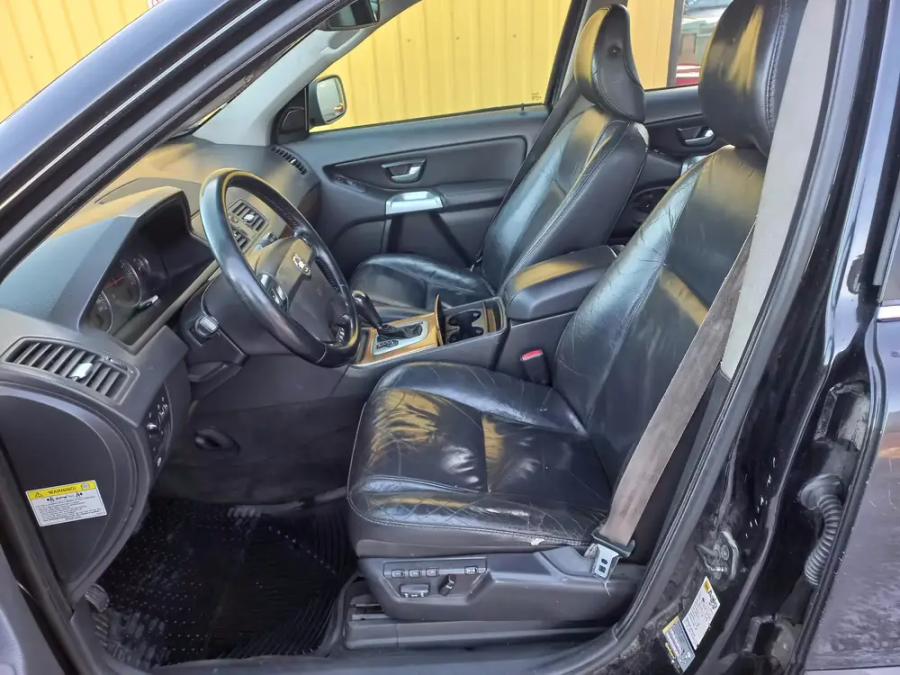Black Volvo XC90 2005 in Riga, with an engine capacity of 2.40 L and mileage of 460 thousand km for 3499 €, photo 11 on AUTOMOTO.COM.LV