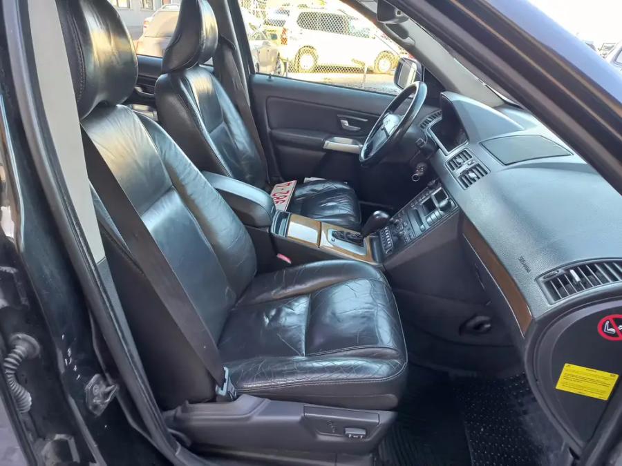 Black Volvo XC90 2005 in Riga, with an engine capacity of 2.40 L and mileage of 460 thousand km for 3499 €, photo 12 on AUTOMOTO.COM.LV