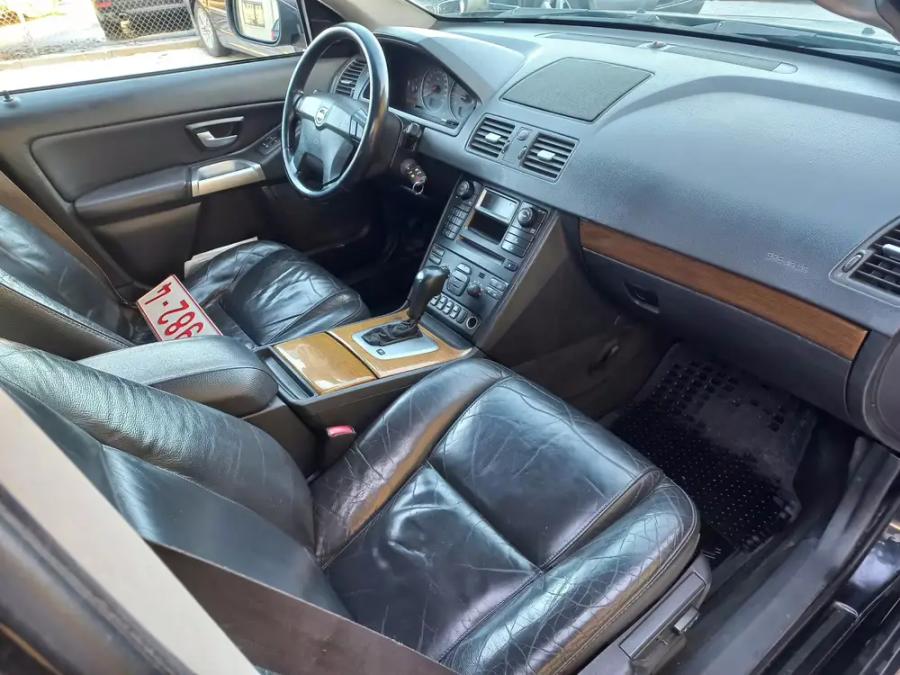 Black Volvo XC90 2005 in Riga, with an engine capacity of 2.40 L and mileage of 460 thousand km for 3499 €, photo 13 on AUTOMOTO.COM.LV