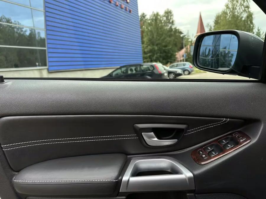 Melns Volvo XC90 2005 Rīga, ar dzinēja tilpumu 2.40 L un nobraukumu 343 tūkst. km par 4990 €, foto 24 vietnē AUTOMOTO.COM.LV