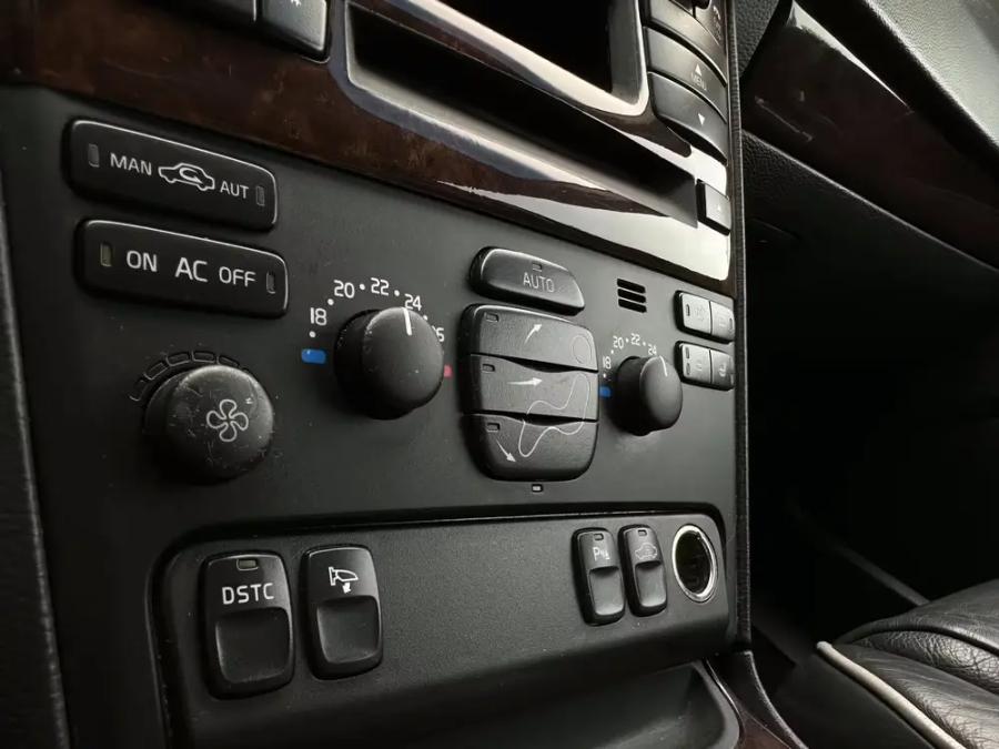 Melns Volvo XC90 2005 Rīga, ar dzinēja tilpumu 2.40 L un nobraukumu 343 tūkst. km par 4990 €, foto 27 vietnē AUTOMOTO.COM.LV