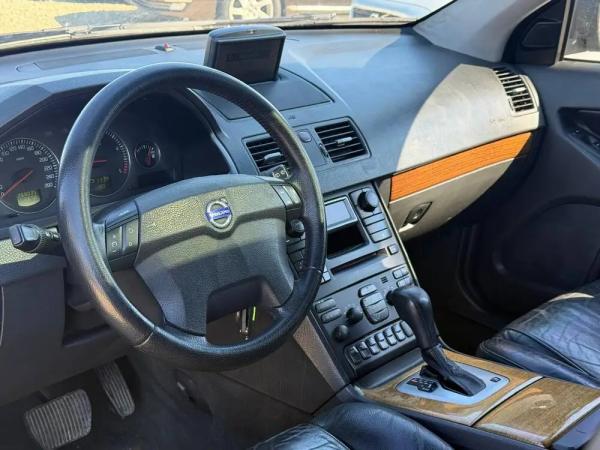 Melns Volvo XC90 2005 Jelgava, ar dzinēja tilpumu 2.40 L un nobraukumu 265 tūkst. km par 3990 €, foto 9 vietnē AUTOMOTO.COM.LV