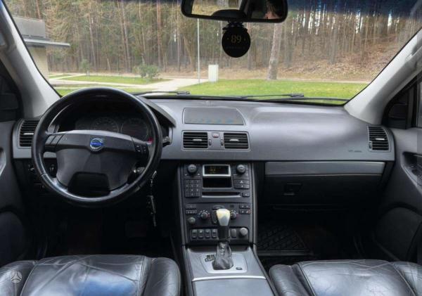 Black Volvo XC90 2005 in Vilnius, with an engine capacity of 2.40 L and mileage of 314 thousand km for 1900 €, photo 7 on AUTOMOTO.COM.LV