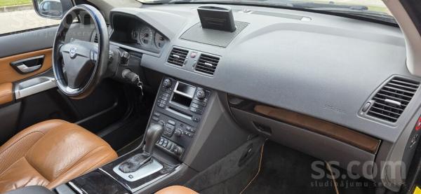 Black Volvo XC90 2005 in Riga, with an engine capacity of 2.40 L and mileage of 290 thousand km for 5895 €, photo 9 on AUTOMOTO.COM.LV