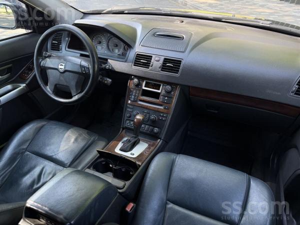 Black Volvo XC90 2005 in Riga, with an engine capacity of 2.40 L and mileage of 350 thousand km for 2990 €, photo 6 on AUTOMOTO.COM.LV