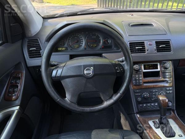 Black Volvo XC90 2005 in Riga, with an engine capacity of 2.40 L and mileage of 350 thousand km for 2990 €, photo 7 on AUTOMOTO.COM.LV
