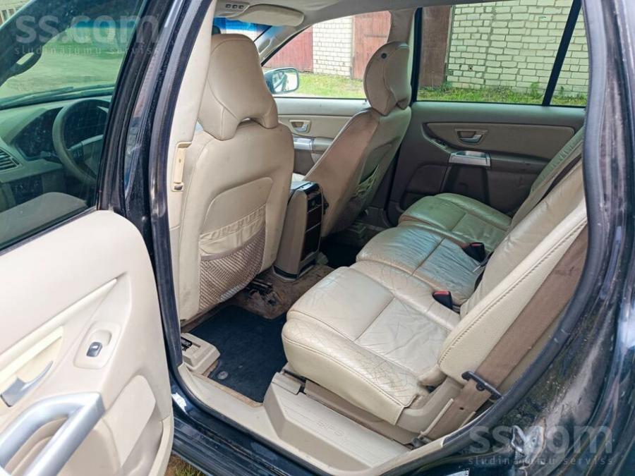 Melns Volvo XC90 2005 Daugavpils, ar dzinēja tilpumu 2.40 L un nobraukumu 390 tūkst. km par 2000 €, foto 3 vietnē AUTOMOTO.COM.LV