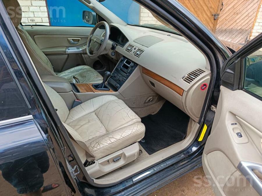 Melns Volvo XC90 2005 Daugavpils, ar dzinēja tilpumu 2.40 L un nobraukumu 390 tūkst. km par 2000 €, foto 4 vietnē AUTOMOTO.COM.LV