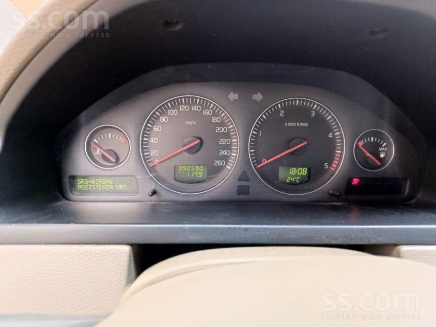 Melns Volvo XC90 2005 Daugavpils, ar dzinēja tilpumu 2.40 L un nobraukumu 390 tūkst. km par 2000 €, foto 7 vietnē AUTOMOTO.COM.LV