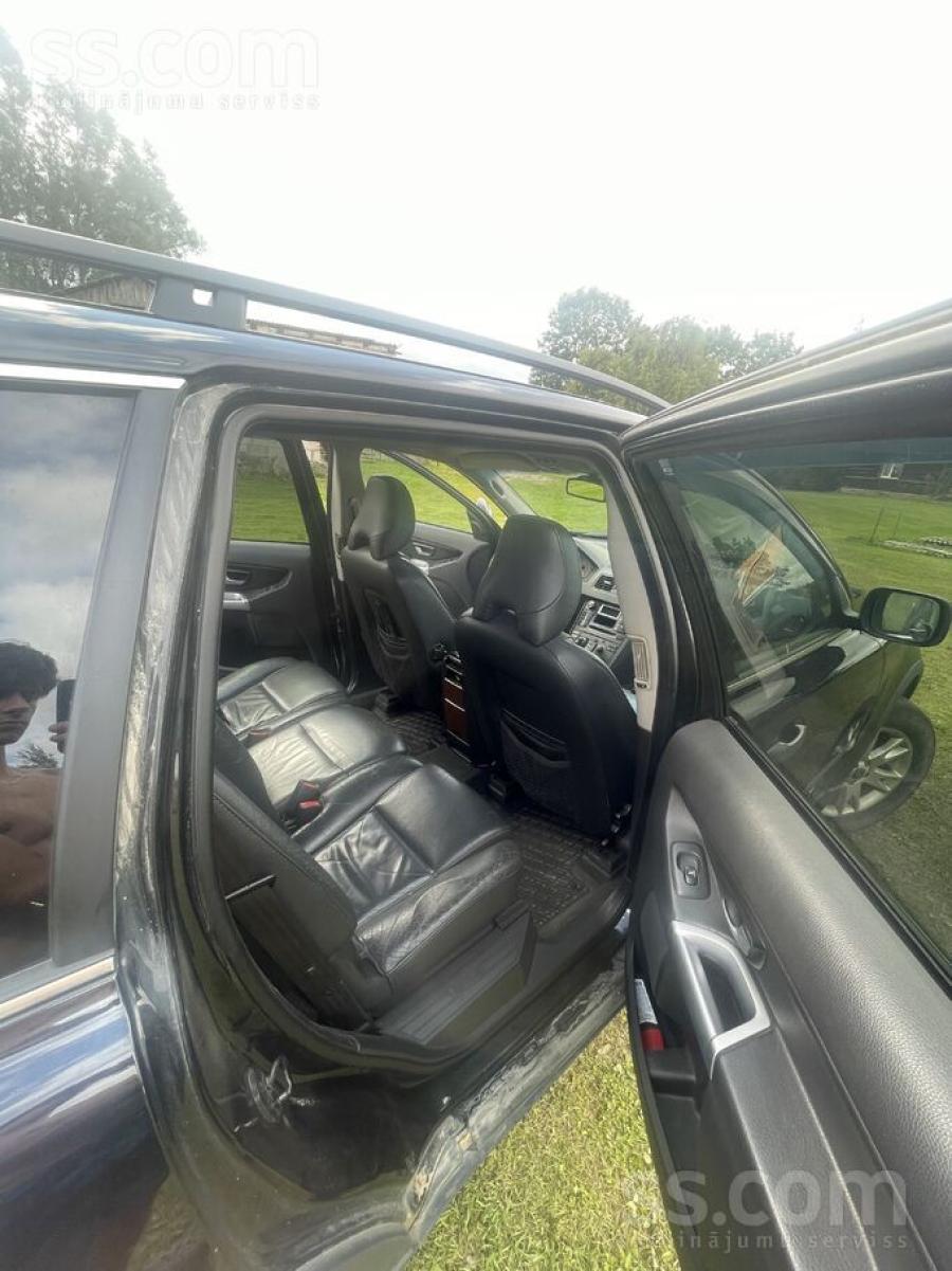 Black Volvo XC90 2005 in Limbazi, with an engine capacity of 2.40 L and mileage of 370 thousand km for 2900 €, photo 6 on AUTOMOTO.COM.LV
