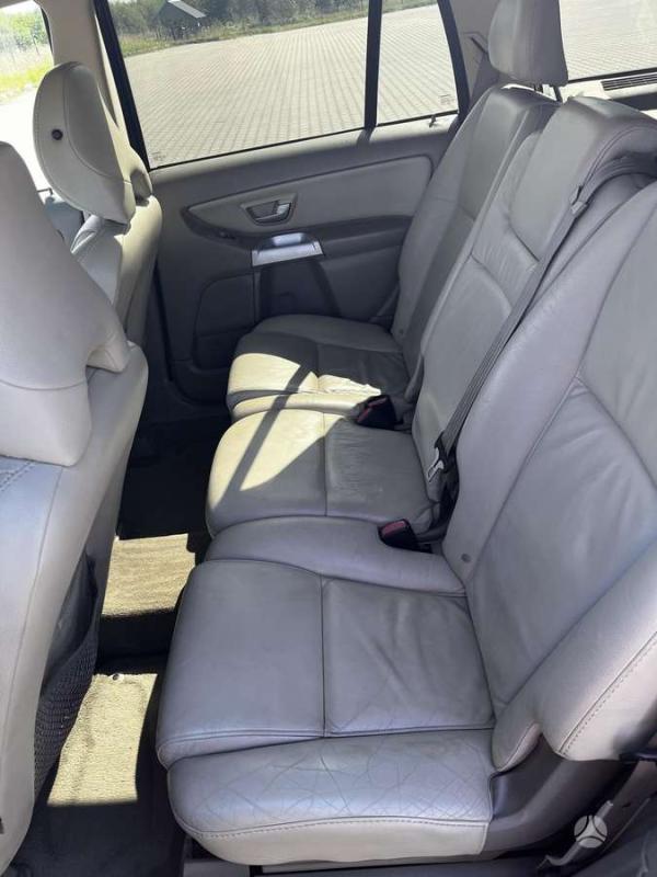 Black Volvo XC90 2005 in Vilnius, with an engine capacity of 2.40 L and mileage of 306 thousand km for 3470 €, photo 11 on AUTOMOTO.COM.LV