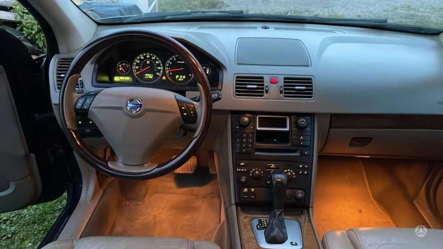 Black Volvo XC90 2005 in Vilnius, with an engine capacity of 2.52 L and mileage of 173 thousand km for 3200 €, photo 6 on AUTOMOTO.COM.LV