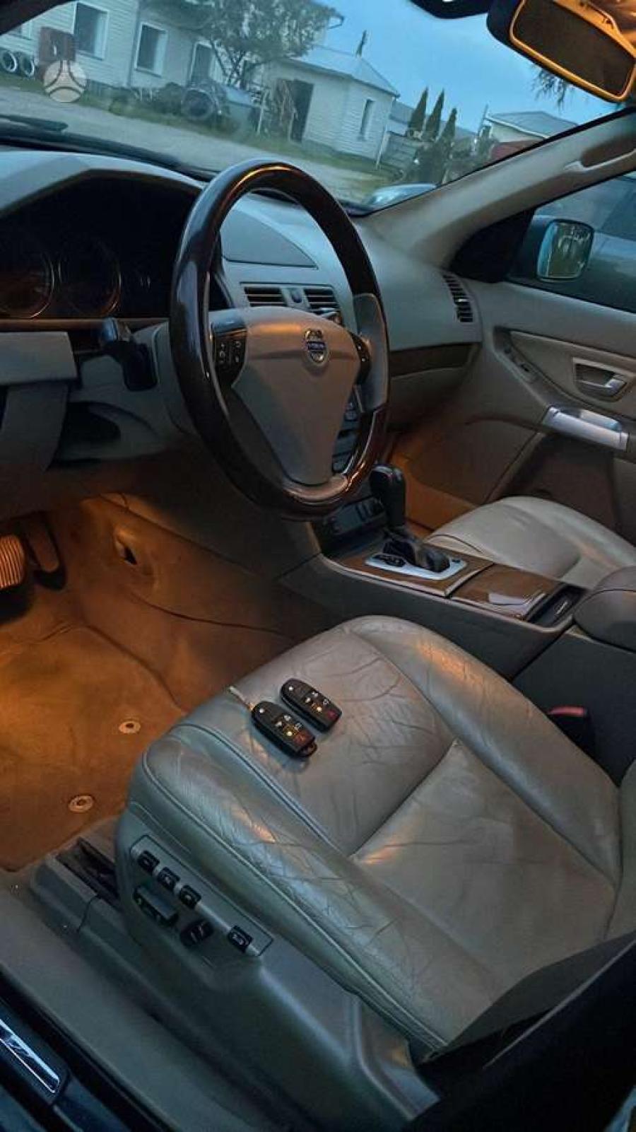 Black Volvo XC90 2005 in Vilnius, with an engine capacity of 2.52 L and mileage of 173 thousand km for 3200 €, photo 9 on AUTOMOTO.COM.LV