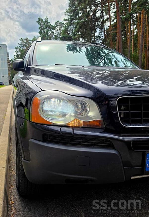 Black Volvo XC90 2005 in Riga, with an engine capacity of 2.40 L and mileage of 377 thousand km for 6000 €, photo 4 on AUTOMOTO.COM.LV