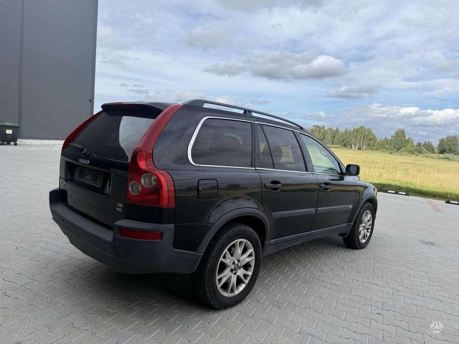 Black Volvo XC90 2005 in Siauliai, with an engine capacity of 2.40 L and mileage of 176 thousand km for 2900 €, photo 6 on AUTOMOTO.COM.LV